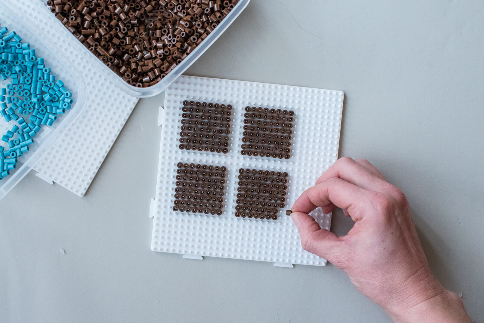 Basteln und Kleben von Bügelperlen - so klappt es kinderleicht