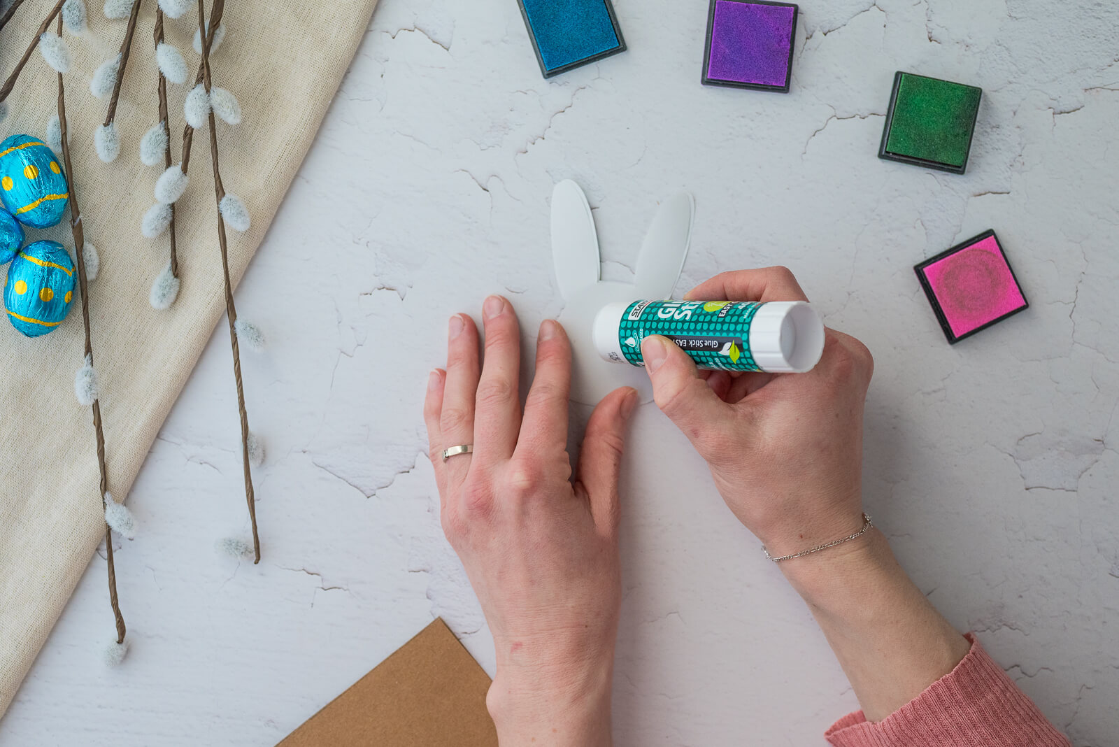 Osterkarte basteln mit Kindern: Schritt-für-Schritt Anleitung